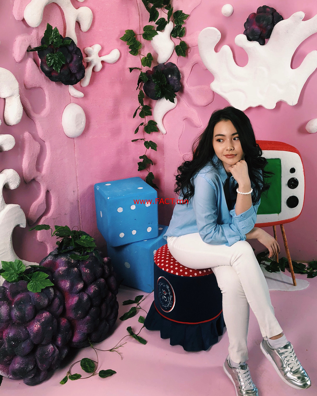 Жүжигчин Энэрэлийн зургуудаас | Чухлыг онцлов